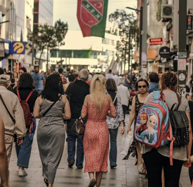 人混みの歩き方：お見合いを避けてぶつからずに歩くコツ | sumai.blog